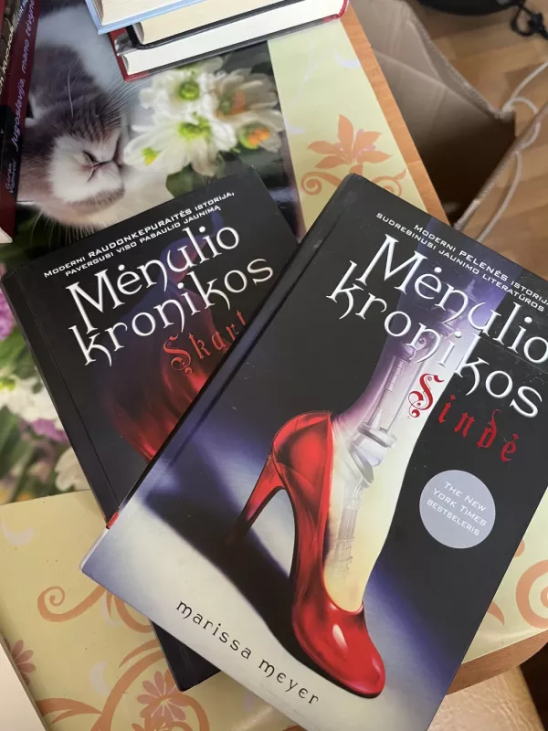 Mėnulio kronikos. Sindė Mėnulio kronikos Skarleta - Marissa Meyer, knyga