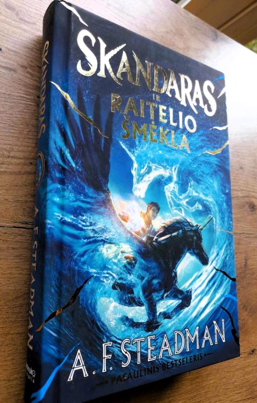 SKANDARAS IR RAITELIO ŠMĖKLA - A.F. Steadman, knyga